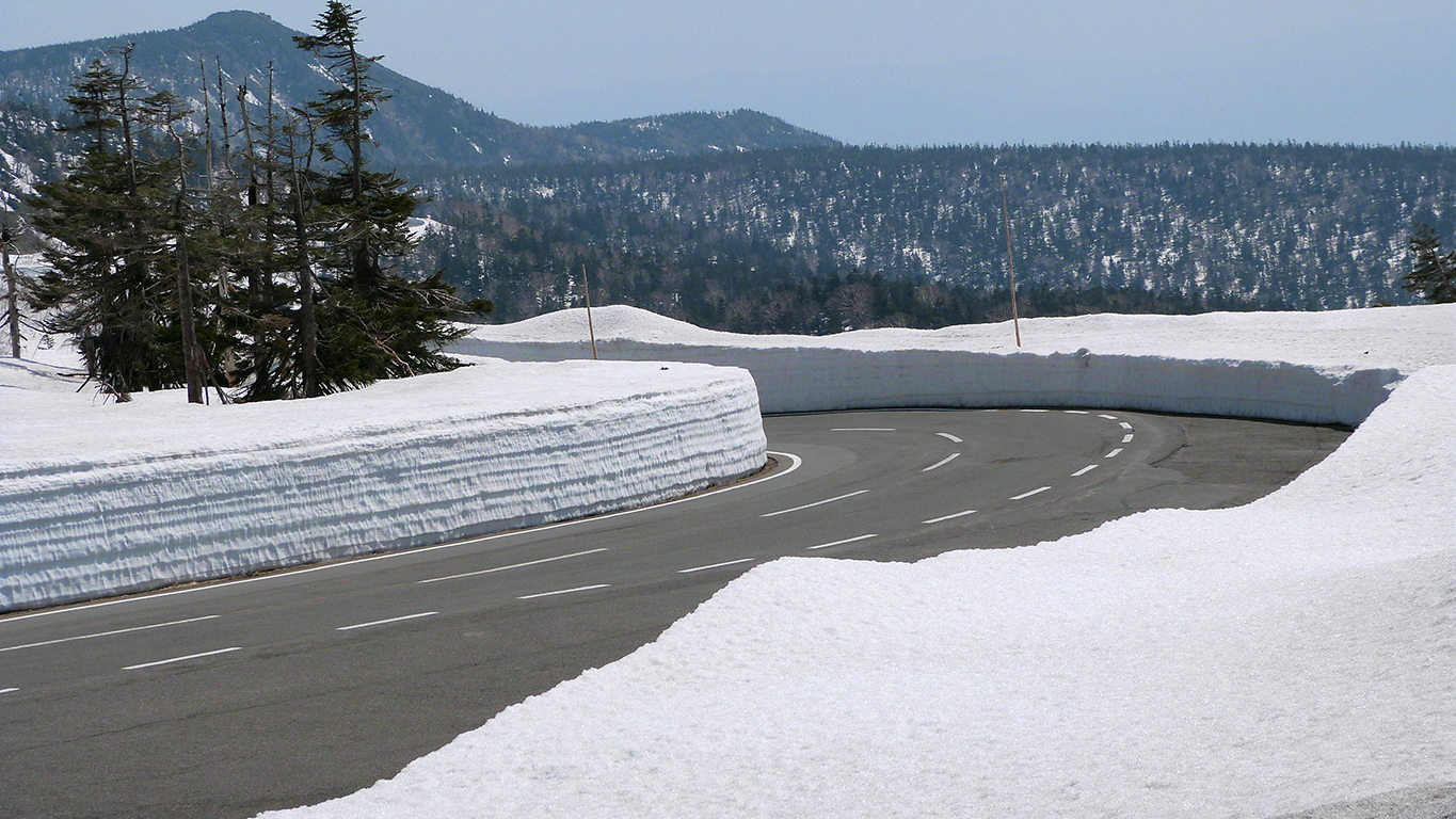八幡平アスピーテライン Hachimantai Aspite Line (scenic drive) 雪の回廊 The Corridor of ...